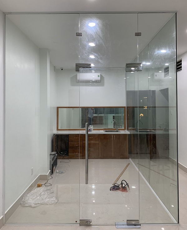 Cửa Kính Bản Lề Sàn Là Gì